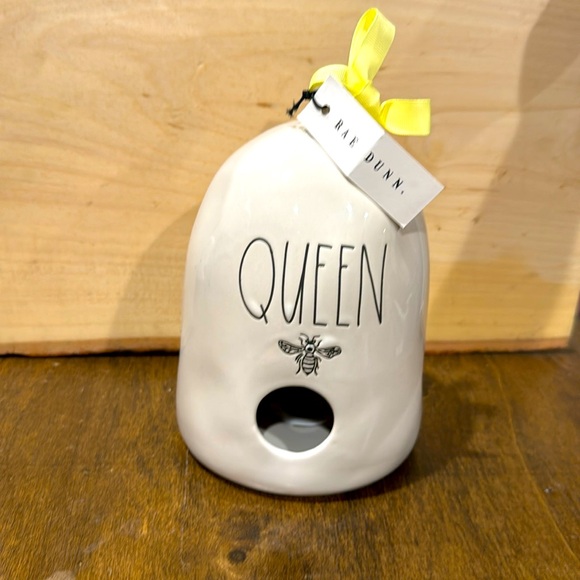 Rae Dunn | Accents | Nwt Rae Dunn Queen Bee Ceramic Bird House | Poshmark